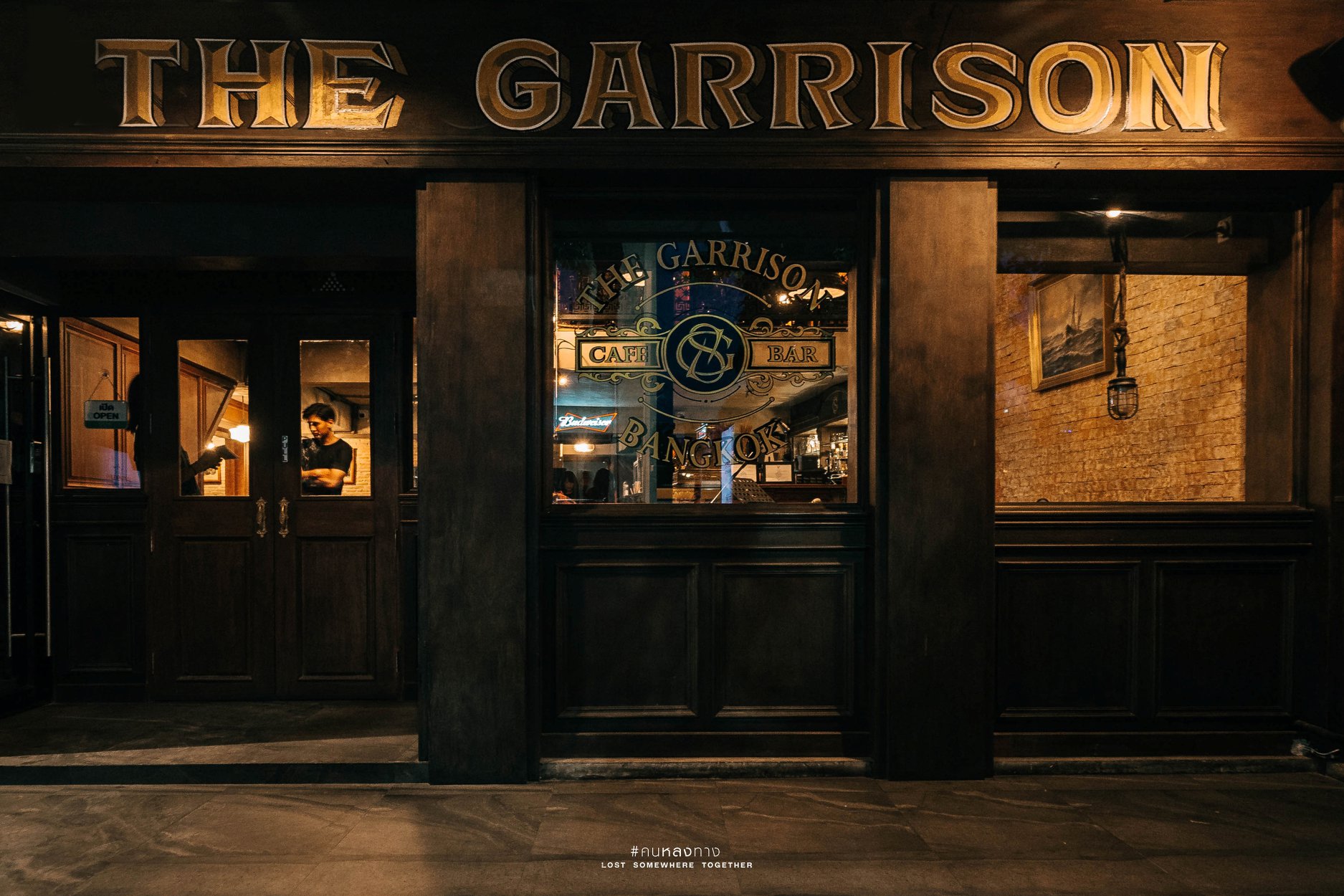 THE GARRISON BANGKOK : ENGLISH BAR - ค น ห ล ง ท า ง
